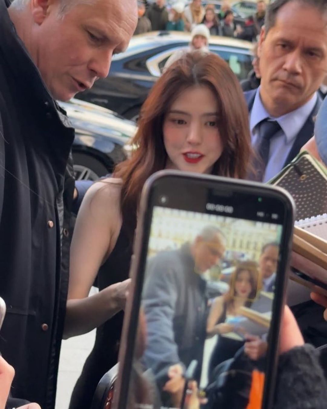 韓韶禧超寵粉「叼筆蓋簽名」美到窒息！網友暈爆：「好想當筆蓋！」 | LalaTai 拉拉台